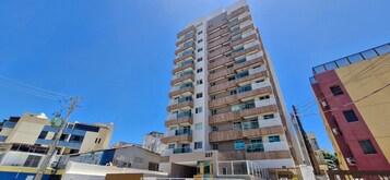 Edifício residencial de vários andares, com varandas, numerado 337, rodeado por outros edifícios.