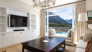 Villa Presidencial, vista para a montanha | Sala de estar | Smart TV, Netflix, serviços de streaming, impressoras