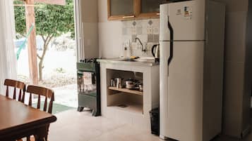 Apartamento família | Cozinha privada | Frigobar, micro-ondas, fogão, talheres/pratos/utensílios de cozinha