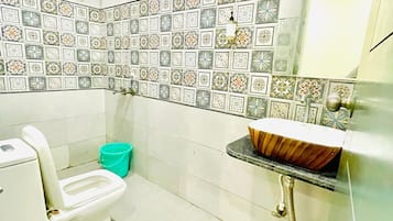 Quarto Duplo Deluxe | Casa de banho | Um polibã, toalhas fornecidas, sabão, papel higiénico