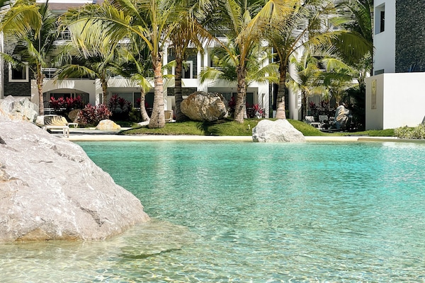 5 piscinas exteriores, da(s) 8:00 à(s) 20:00, espreguiçadeiras