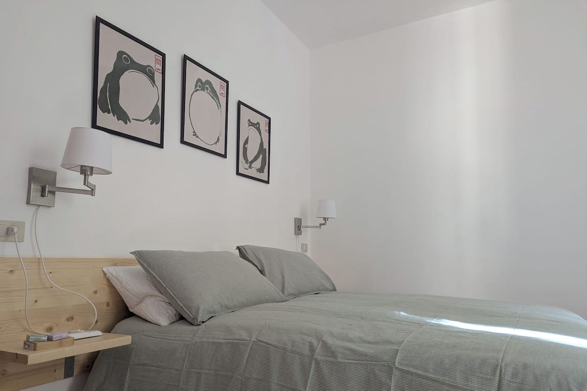Quarto Duplo Comfort, 1 cama king-size, casa de banho privativa | Secretária, secretária adequada para computadores portáteis