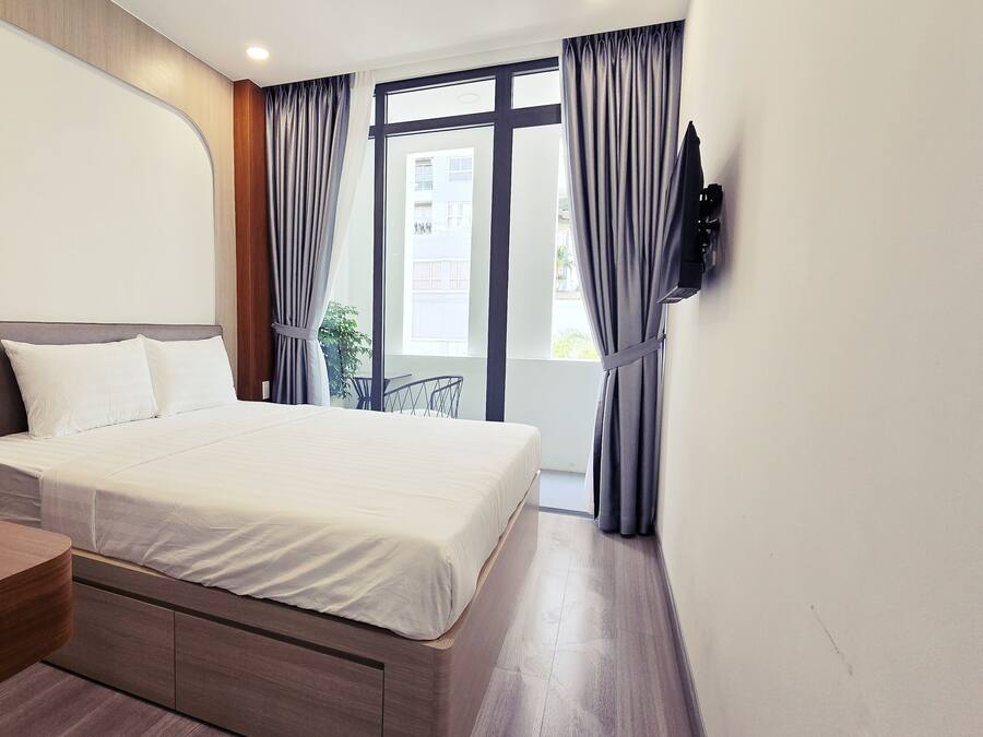 Quarto Duplo Deluxe, varanda, Vista para a cidade | Secretária, secretária adequada para computadores portáteis