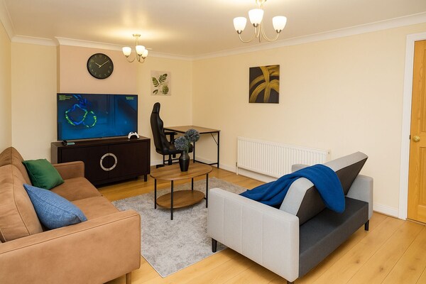 House - Sleeps 9 - Garden - Pet Friendly - Parking - Sittingbourne