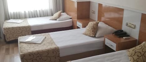 Quarto quádruplo família, várias camas, vista para a cidade | Wi-Fi de cortesia