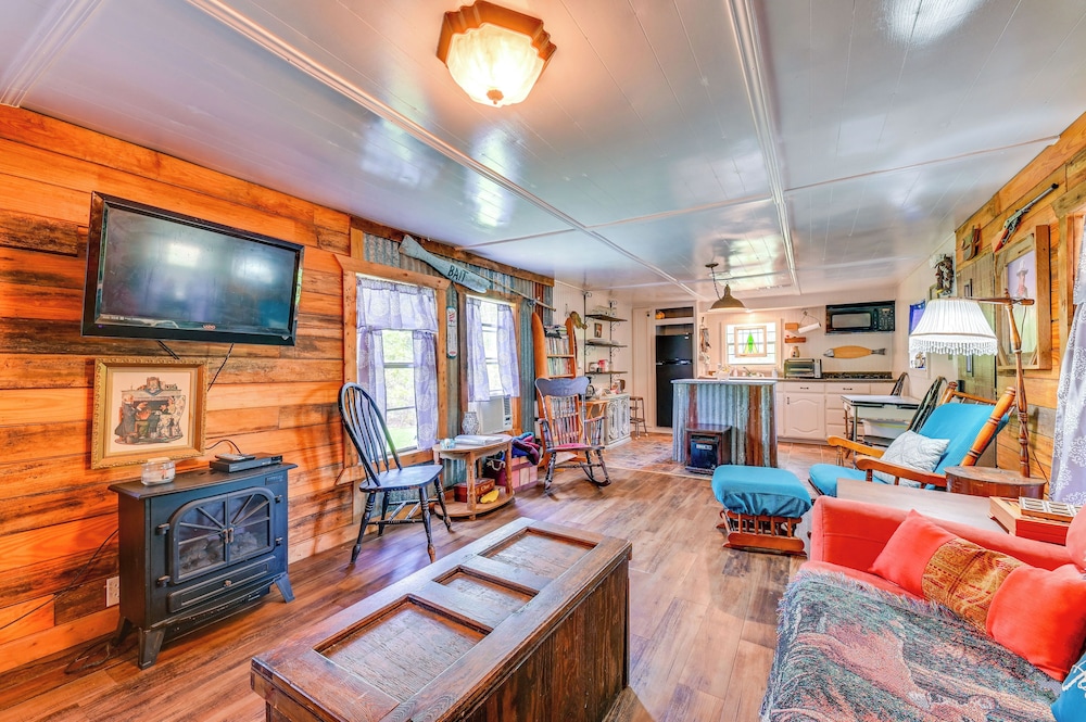 Fenced Yard: Quaint Cabin Near Lake Texoma! - Oklahoma