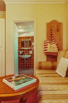 Cofres nos quartos, escrivaninha, espaço de trabalho para notebook