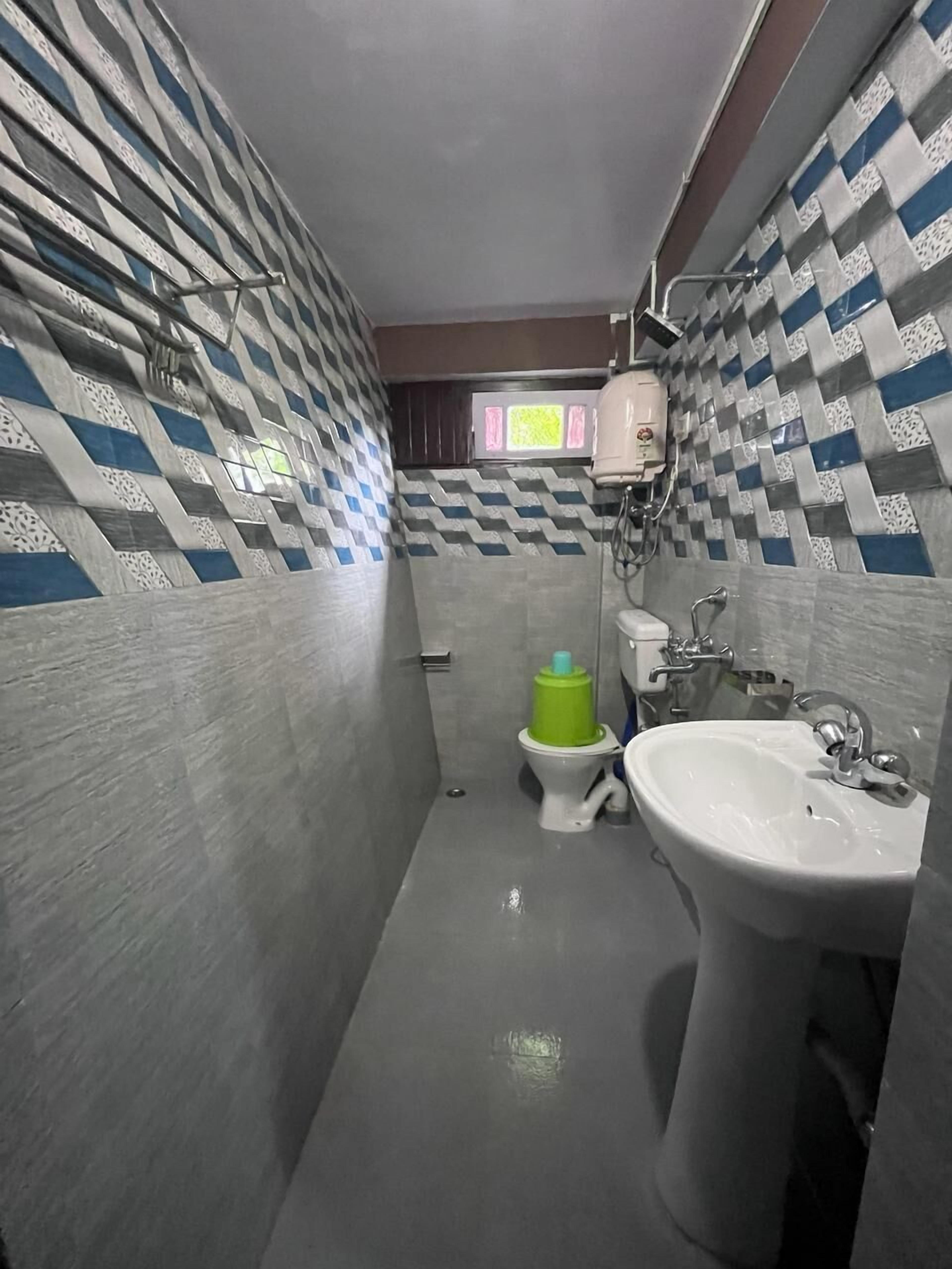 Quarto Duplo Standard | Casa de banho | Um polibã, toalhas fornecidas, sabão, papel higiénico 