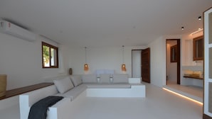 Uma sala de estar moderna com um sofá modular, uma mesinha e um banco.