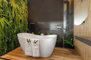 Suíte premium, vista para o mar | Banheiro | Secador de cabelo, toalhas de banho, sabonete, shampoo