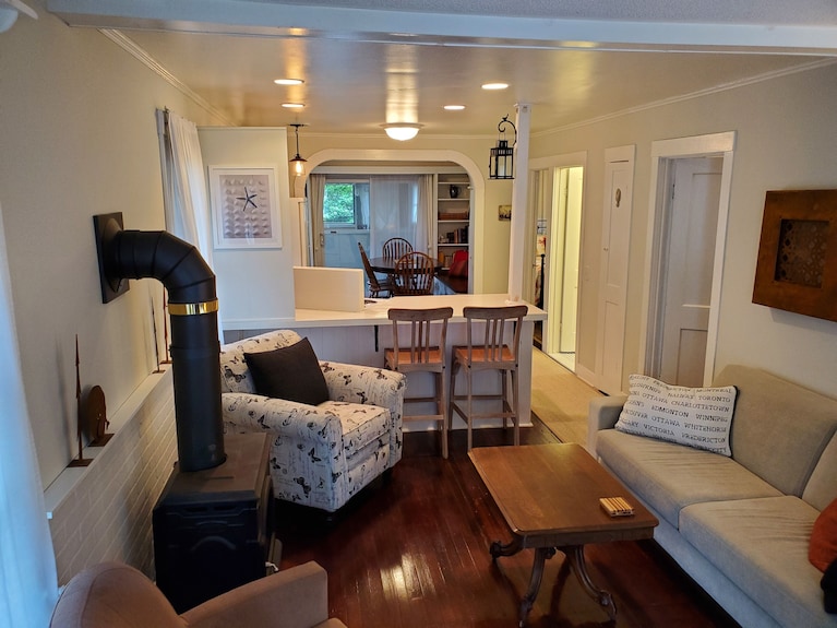 Enjoy This Cozy Cottage, 10 Minutes From Bay Beach In Crystal Beach. - Lake Erie, PA