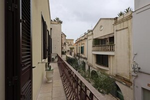 Quarto de Luxo, varanda, Vista para a cidade | Terrenos do alojamento