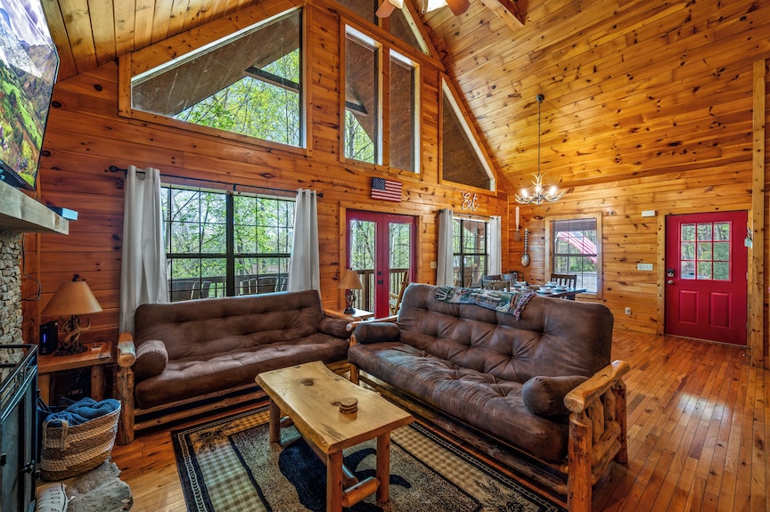 Secluded Cabin, All King Beds, Hot Tub, Game Room & Fire Pit! - Townsend, TN