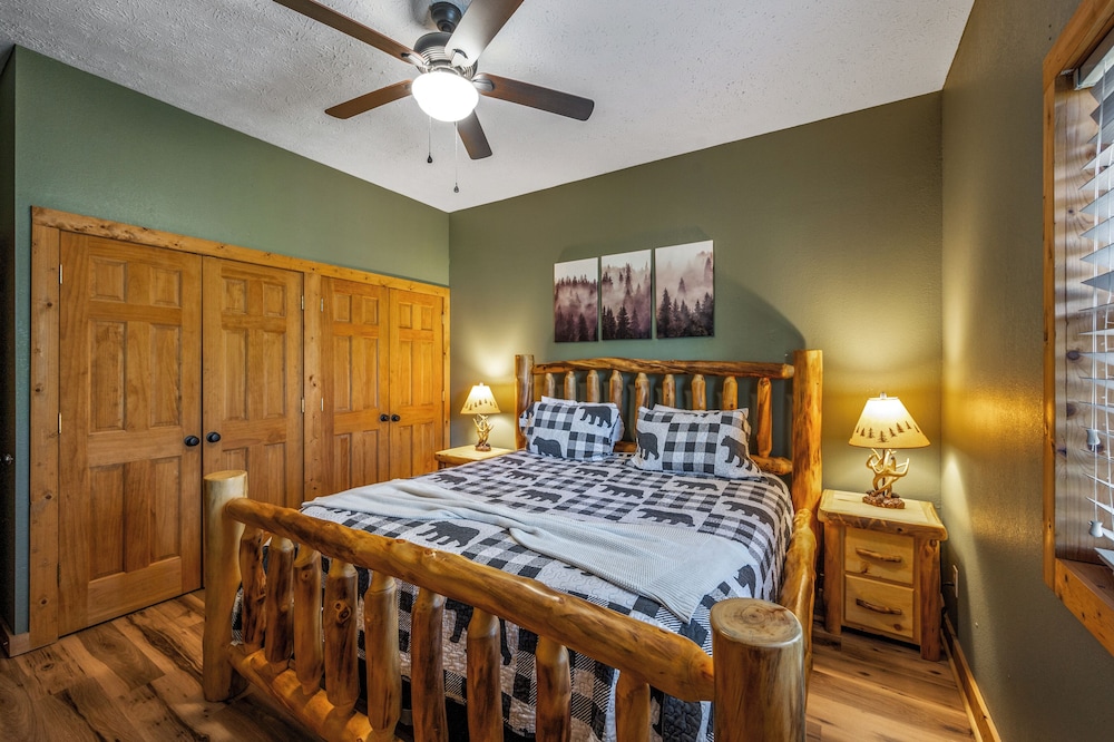 Secluded Cabin, All King Beds, Hot Tub, Game Room & Fire Pit! - Pigeon ...