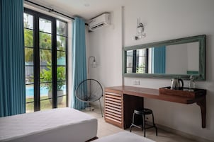 Quarto Duplo ou Twin Deluxe, vista para a piscina | Cofre com capacidade para portátil, secretária 