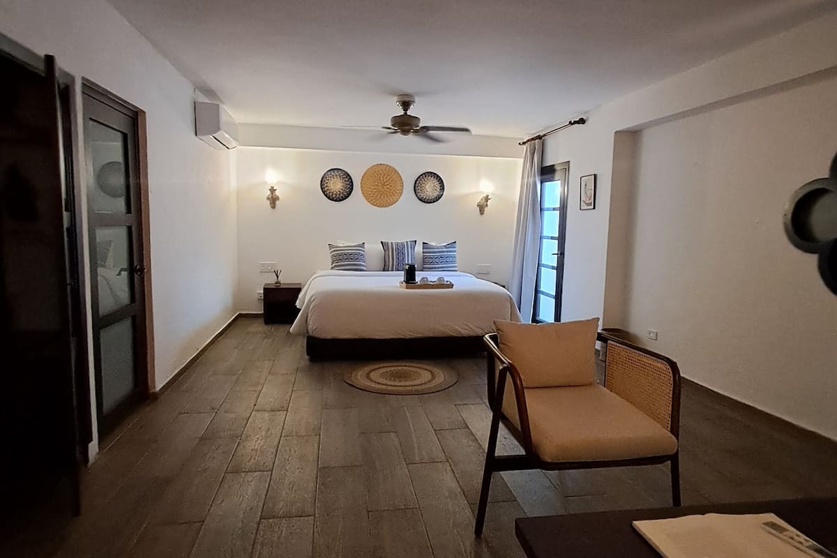 Quarto Exclusivo, 1 cama king-size | Cofre no quarto, ferro/tábua de engomar, Wi-fi grátis