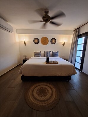 Quarto exclusivo, 1 cama King | Cofres nos quartos, ferros/tábuas de passar roupa, Wi-Fi de cortesia