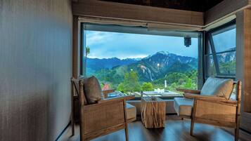 Suite de Luxo, vista para a montanha | Sala de estar