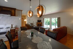 Casa Familiar, vista para o jardim | Refeições no quarto