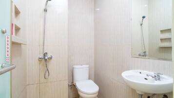 Chuveiro, toalhas de banho, sabonete, shampoo