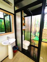 Quarto Twin Standard | Casa de banho | Um polibã, artigos de higiene pessoal grátis, um bidé 