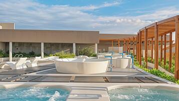 4 piscinas externas, funciona das 6h às 20h, guarda-sóis