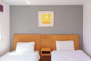 Quarto duplo | Berços grátis, Wi-Fi de cortesia, roupa de cama