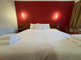 Quarto Duplo Deluxe | Ferro/tábua de engomar, Wi-fi grátis, roupa de cama fornecida 