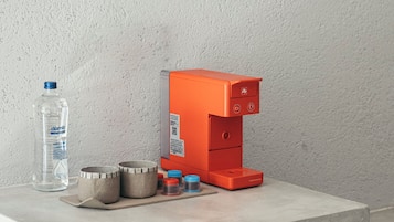 1 quarto, cofre com capacidade para portátil, secretária