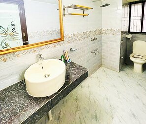 Um polibã, chinelos, toalhas fornecidas, sabão 