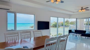 Vila superior, vista para o oceano | Opções para refeição no quarto