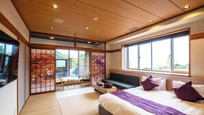 Um quarto tradicional em estilo japonês, com piso de tatame, uma cama baixa em plataforma e uma porta de tela deslizante shoji.