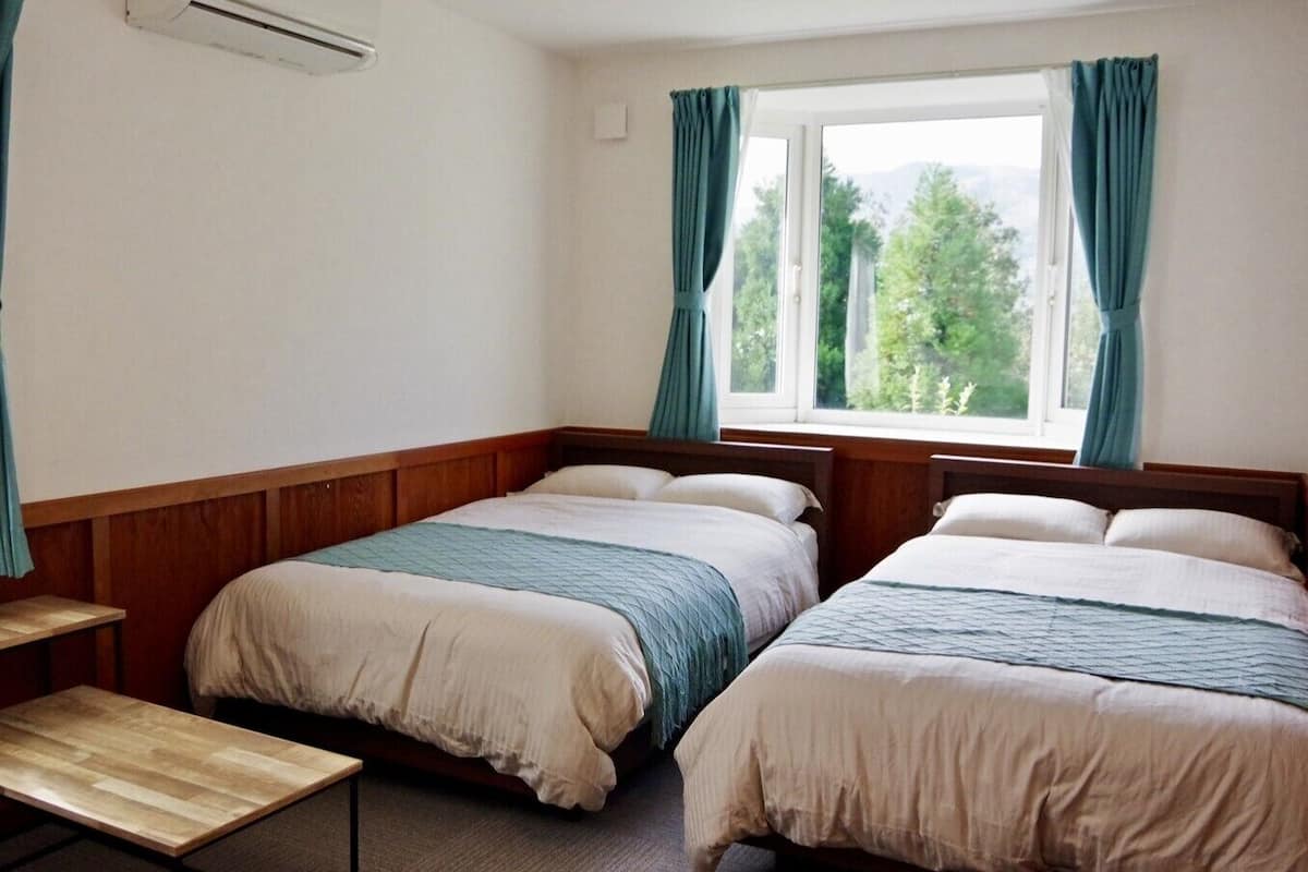 Quarto duplo standard, para não fumantes, vista para a montanha | Cofres nos quartos, Wi-Fi de cortesia, roupa de cama