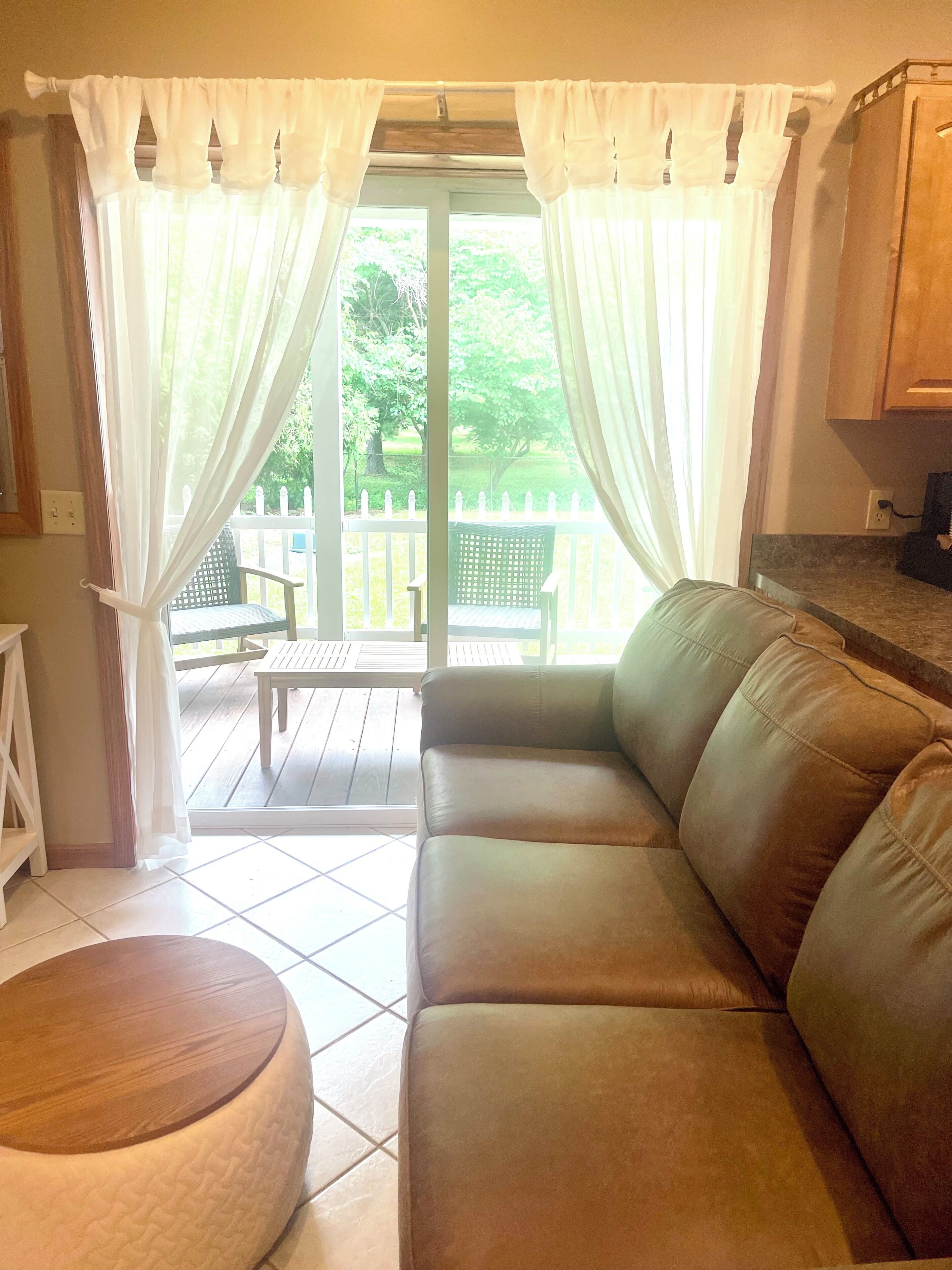 Spacious King Bed Suite At Antique Store - Oberlin, OH