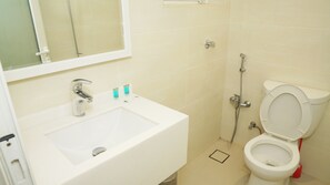 Banheira e chuveiro separados, toalhas de banho, sabonete, shampoo