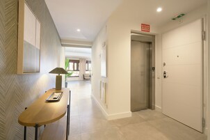 Apartamento exclusivo, cozinha, vista para a cidade | Área de estar