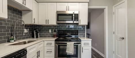 Apartamento, 2 quartos | Cozinha privada | Geladeira grande, micro-ondas, fogão, cooktop