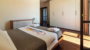 Apartamento Deluxe, Vista para a cidade | 2 quartos, roupa de alta qualidade, camas de colchão viscoelástico 