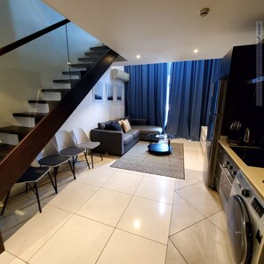 Apartamento premium | Área de estar | TV