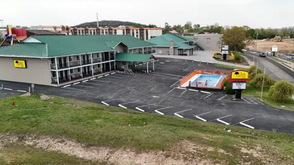 Oak Grove Inn - Branson West, MO