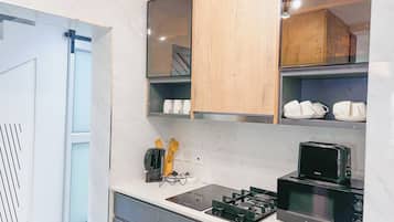 Um frigorífico/congelador grande, um micro-ondas, um forno