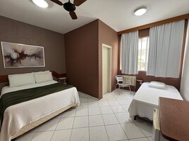 Quarto Triplo Básico | Wi-fi grátis, roupa de cama fornecida 