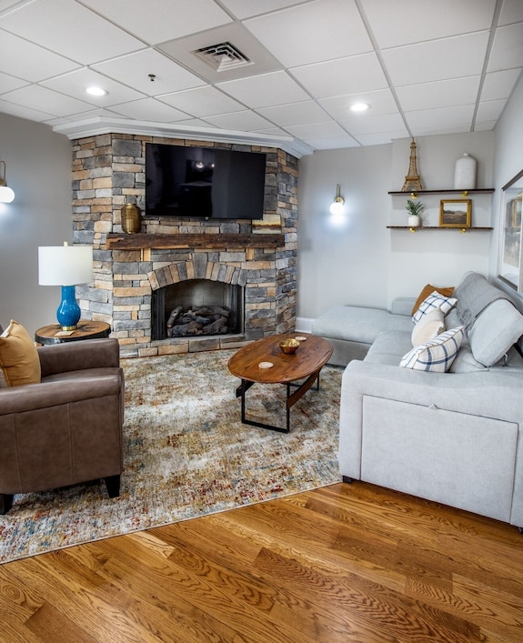 Huge Penthouse Suite- 3 Br & 2 Bath W/elevator. Walk To Uk-downtown-rupp - Lexington, KY