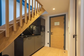 Dúplex Deluxe | Cozinha privada | Um frigorífico, um micro-ondas, uma placa de cozinha