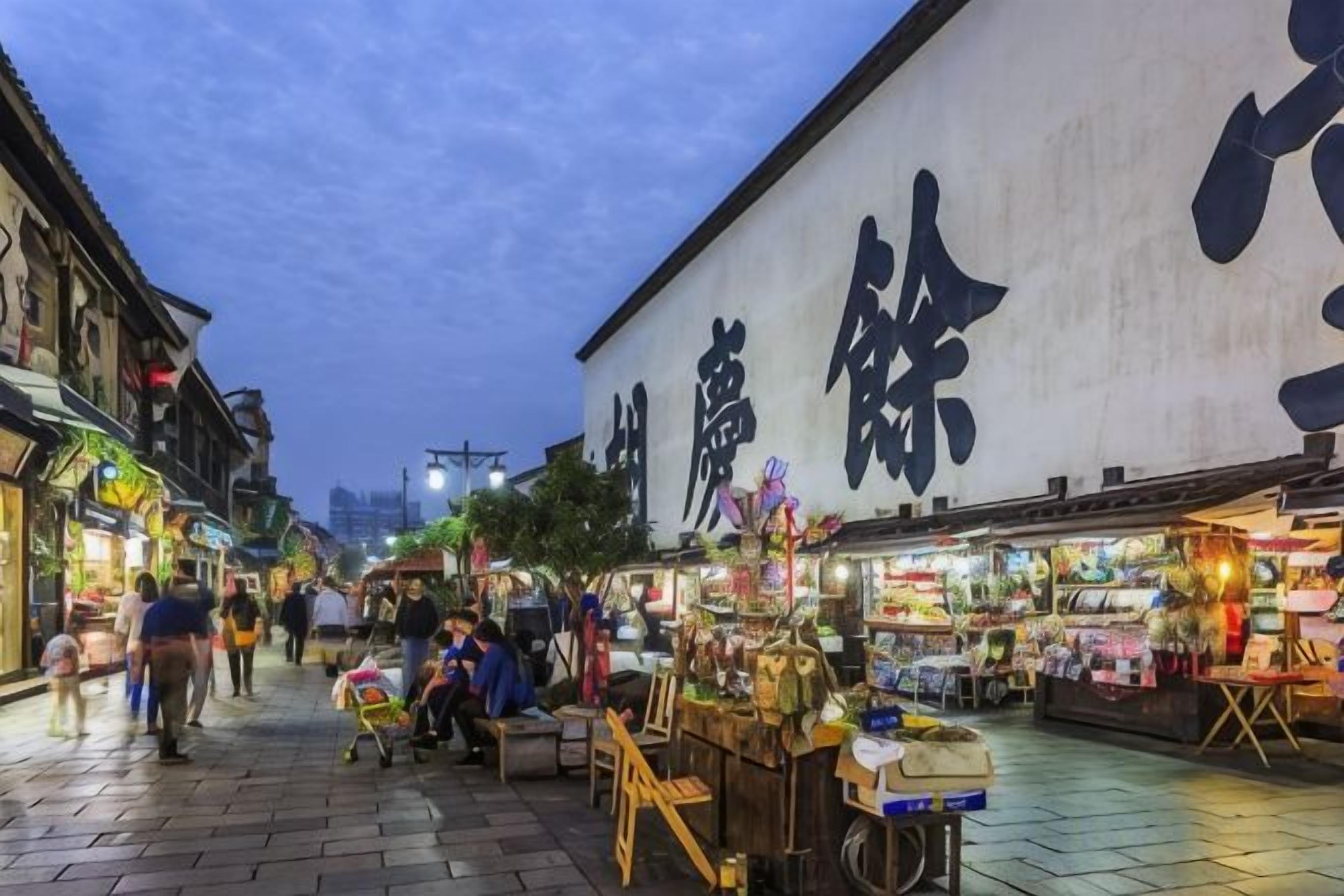 Um mercado de rua movimentado com diversos pontos de venda e pessoas.