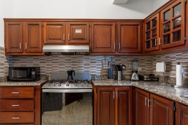 Apartamento standard, 3 quartos, vista para a cidade | Cozinha privada | Geladeira, micro-ondas, fogão, cooktop