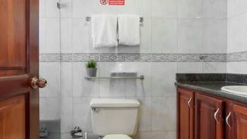 Apartamento Standard, 3 quartos, Vista para a cidade | Casa de banho | Uma combinação polibã/banheira, artigos de higiene pessoal grátis
