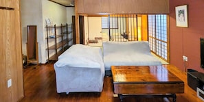 Quarto Familiar, não fumadores | Sala de estar | Televisor de 28 polegadas com canais por cabo