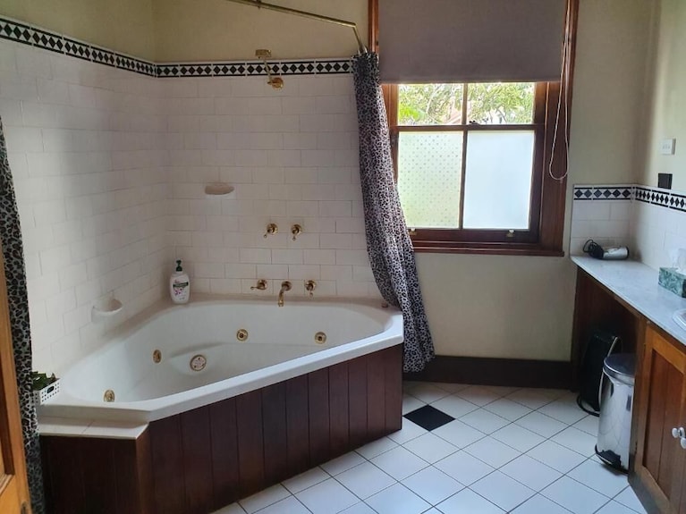 Historical Experience Two Bedroom Spa Unit - Hobart