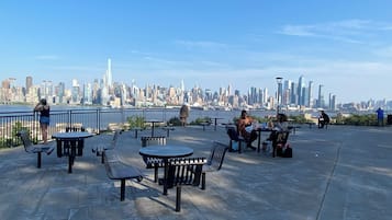 Apartamento, 2 quartos, fumadores, Vista para a cidade | Refeições ao ar livre